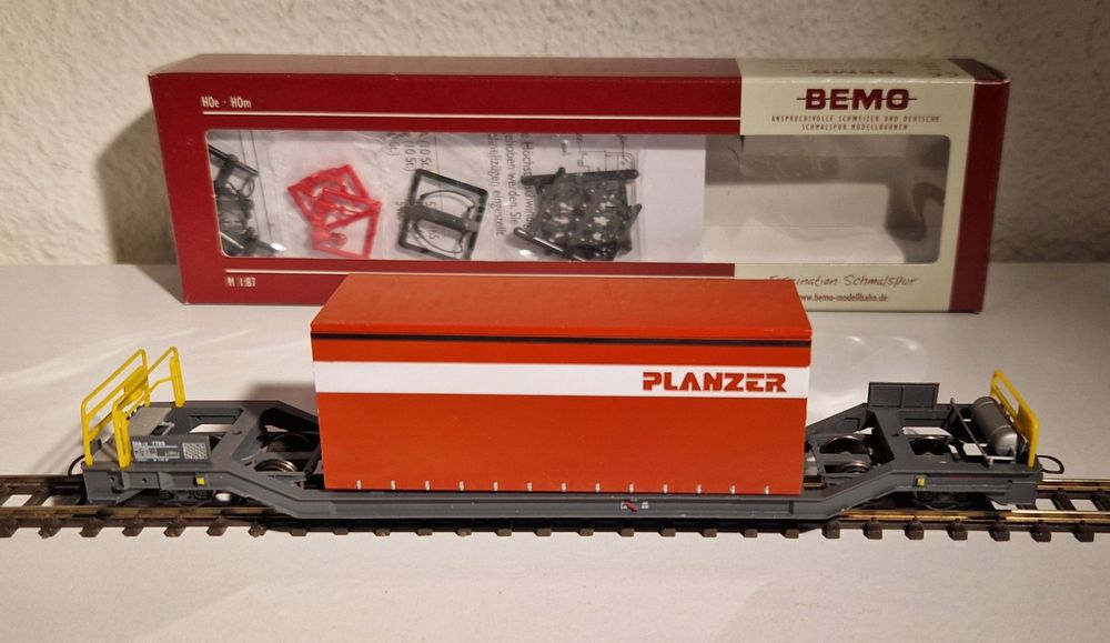 RhB Tragwagen Sbk-v 7705, Planzer Wechselbehälter, Bemo HOm (Neu ...