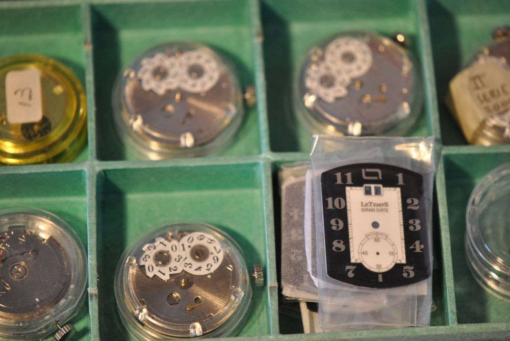 Lot neue Uhrwerke Zifferblätter Zeiger (Neu (gemäss Beschreibung)) in Oberrohrdorf für CHF 40 ...