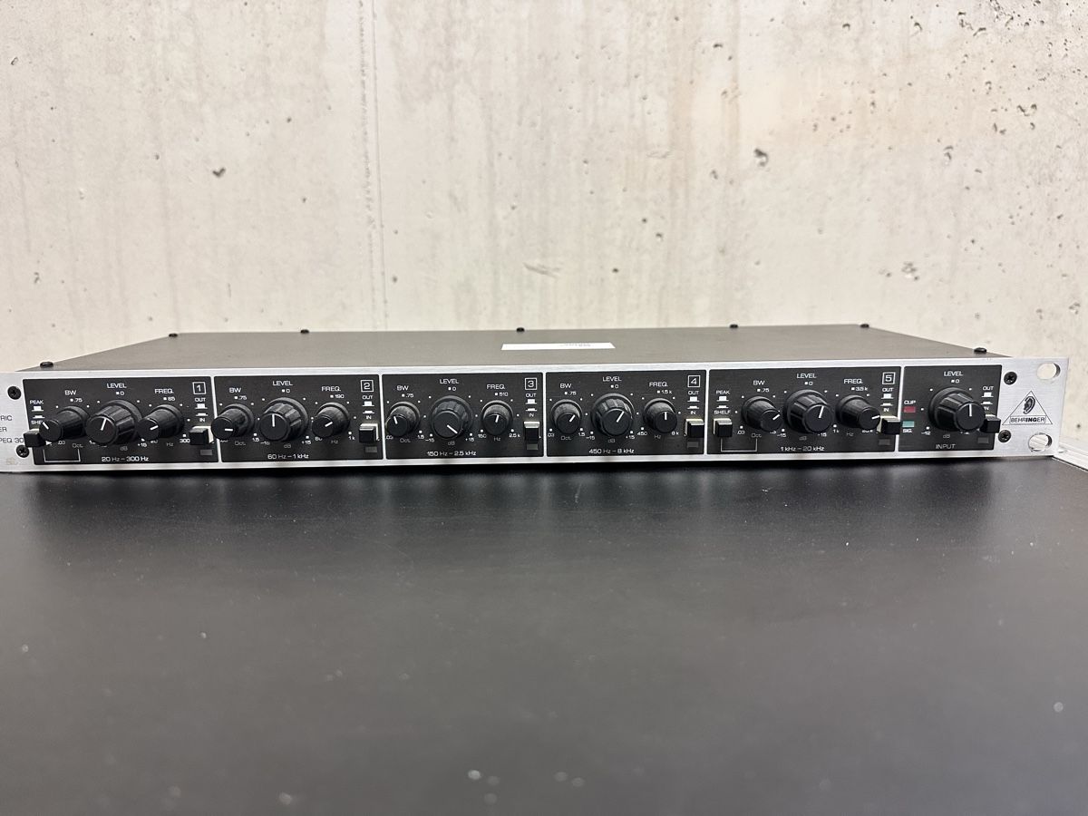Behringer PEQ 300 parametrischer Equalizer im 19 Zoll Format (Neu und ...