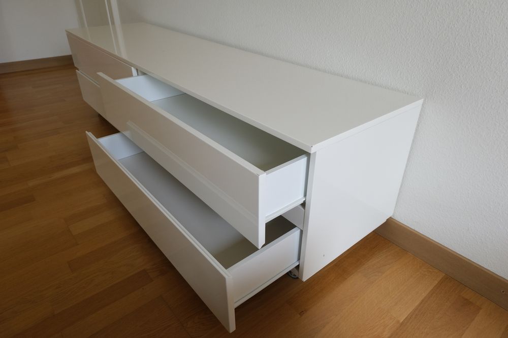 Lowboard, weiss, hochglanz, B 180 cm, H 50 cm, Tiefe 43 cm (Gebraucht) in Wetzikon für CHF 80 ...