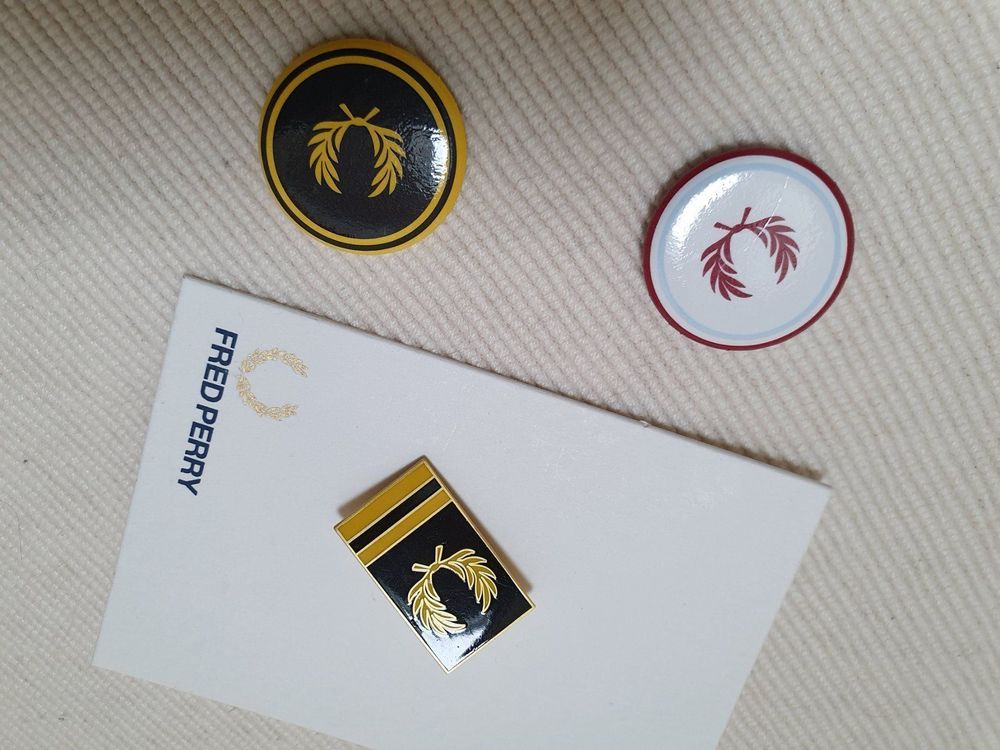 Fred Perry Ansteckknöpfe/Pin (Neu (gemäss Beschreibung)) in Hessigkofen ...