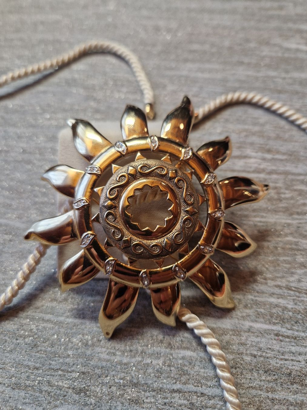 Seidenkordel weiss + 2 Anhänger Gold Pierre Lang (Gebraucht) in ...