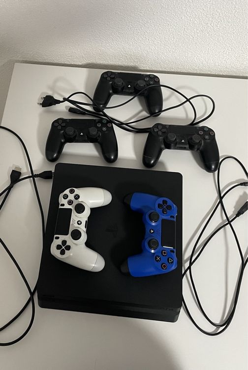 Playstation 4 Slim mit fünf Controller (Gebraucht) in Rheinfelden für ...