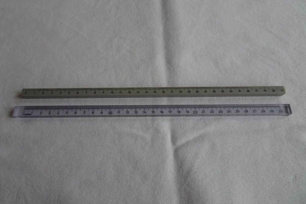 2 Lineale 30cm 1x Würfelform, 1x rechteckige form (Gebraucht) in ...