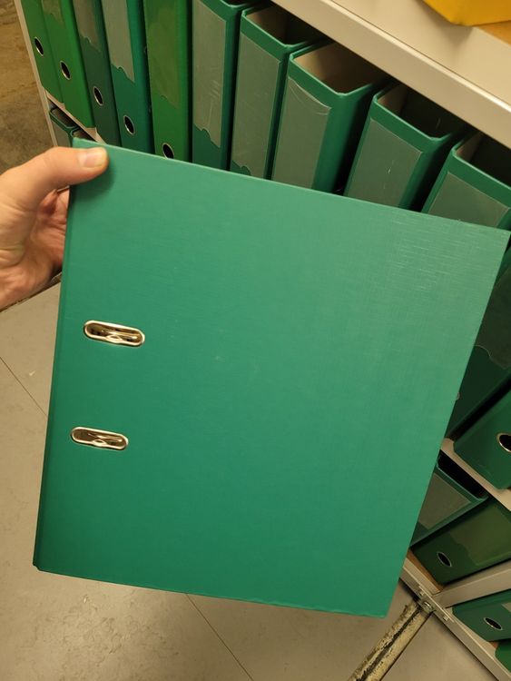 Leere Ordner in grün (Gebraucht) in Hondrich für CHF 1 – mit Lieferung ...