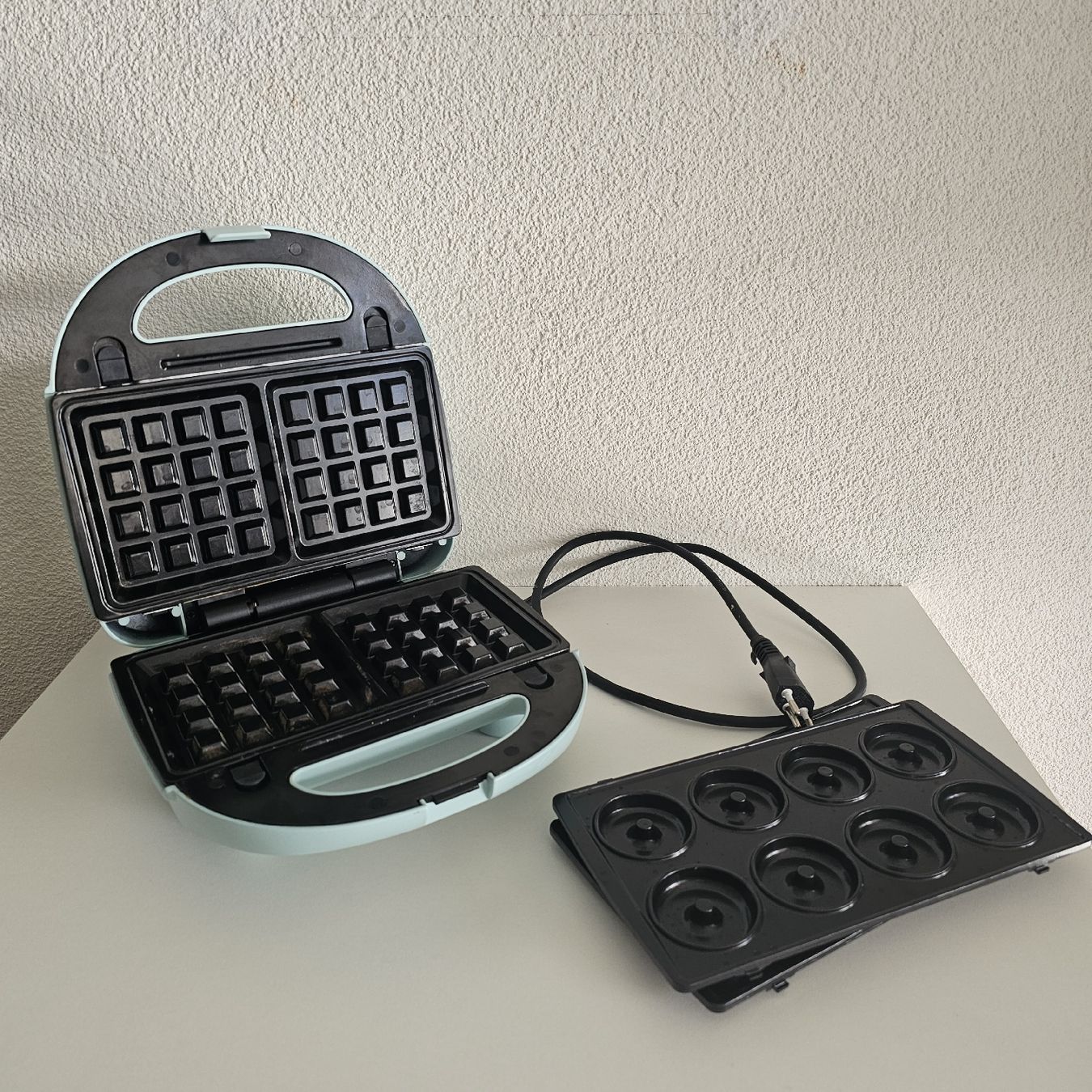 Waffle & Donut Maker, Like New, Includes Extra Plates! (Gebraucht) in ...