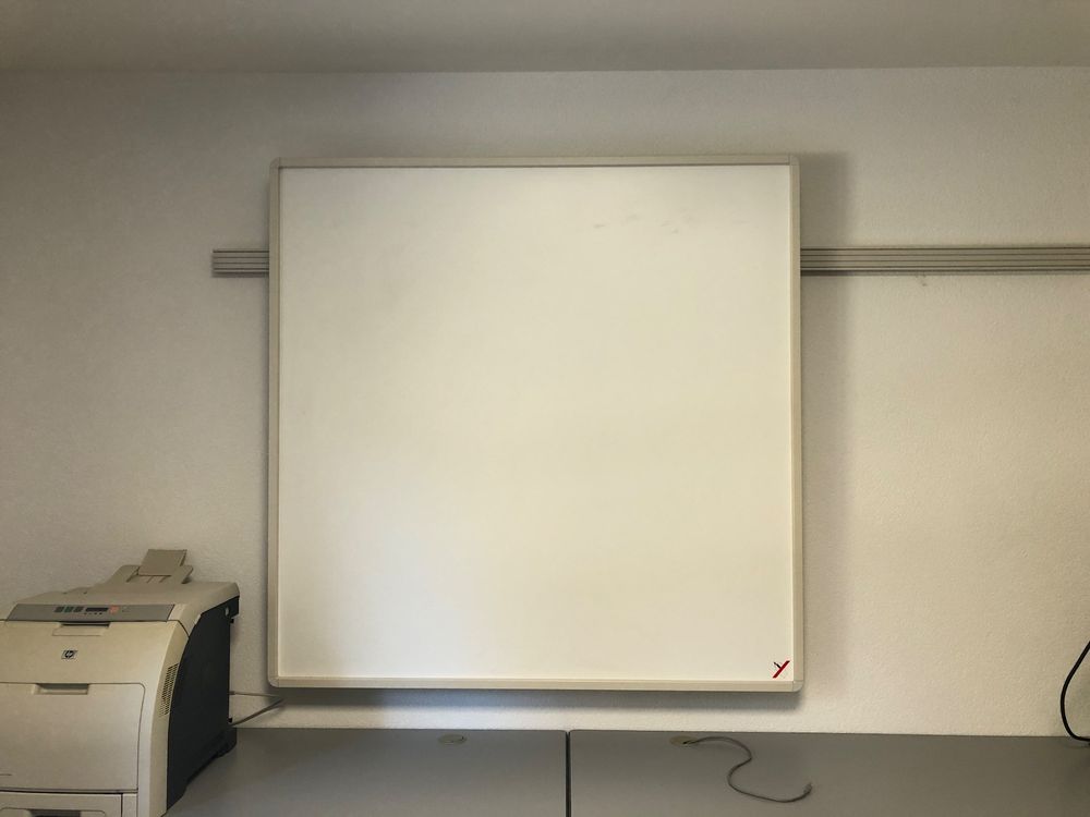 Tableau blanc de projection. 130X130 (D'occasion) à Crans-Montana pour ...