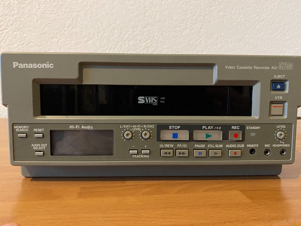 Panasonic AG-5700 S-VHS broadcast player & recorder (Gebraucht) in Saignelegier für CHF 235 ...