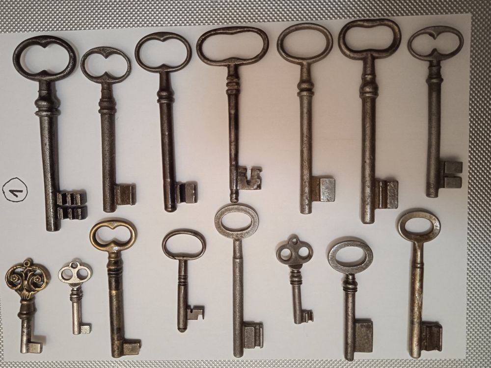 clefs anciennes 4 lots de 15 clefs , 2 de 7 et un 50 clefs | Kaufen auf ...