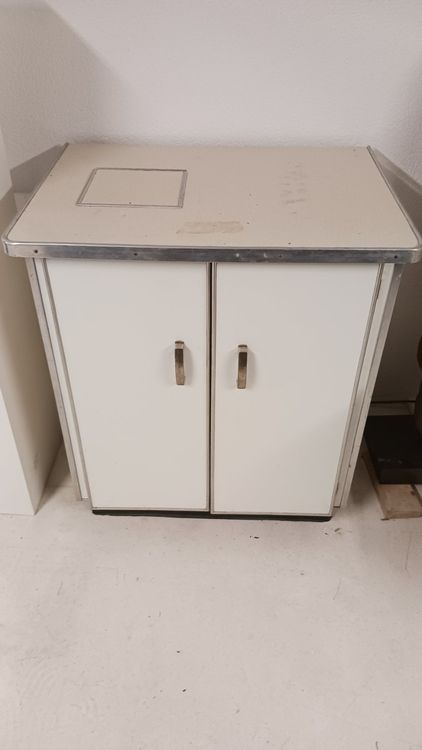 Alter Blechschrank, 50er Jahre, wohl ehemal. Spitalschrank (Gebraucht) in Basel für CHF 50 – nur ...