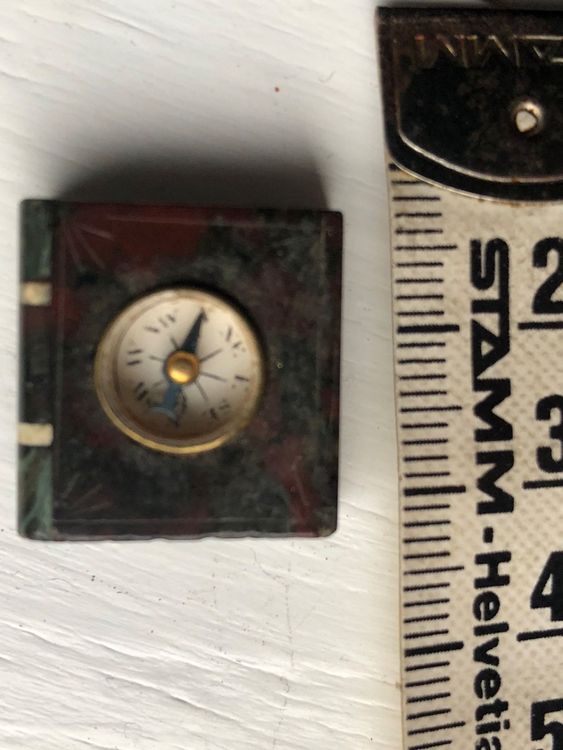 Miniatur-Kompass in Stein gearbeitet für die Puppenstube | Kaufen auf Ricardo