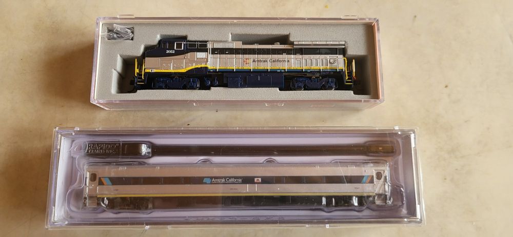 Spur N Amtrak California Dash 8 Diesel + 1x Wagen Rapido Usa (Neu und originalverpackt) in ...