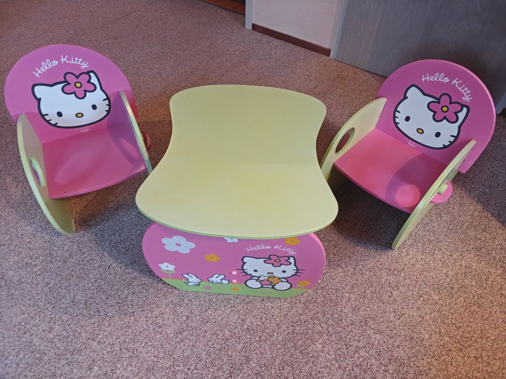 Table enfant Hello Kitty avec deux chaises (D'occasion) à Longirod pour ...