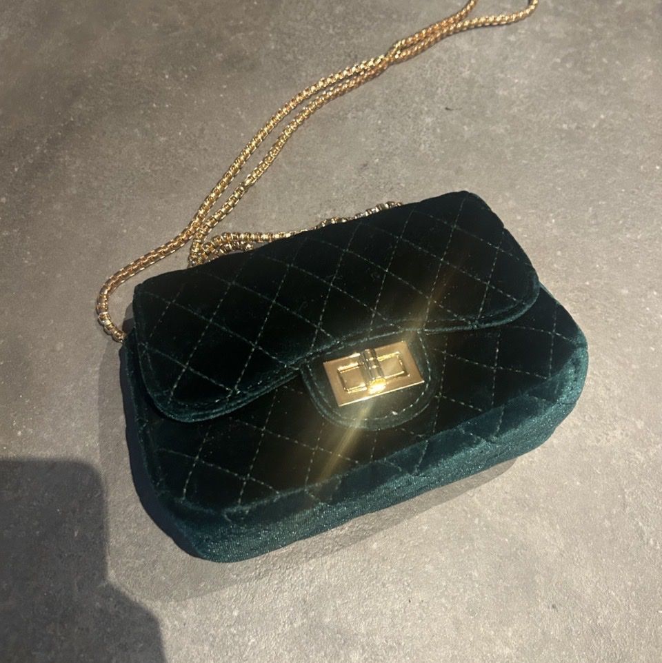 Sac à bandoulière en velours vert foncé, chaîne dorée (Gebraucht) in ...