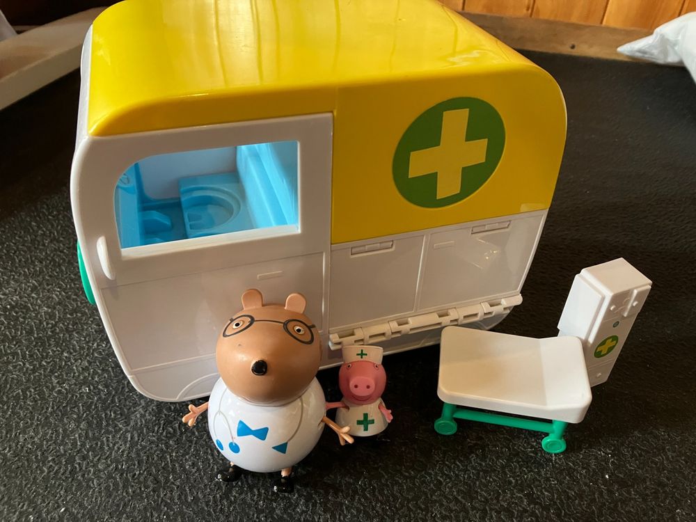 Peppa pig ambulance et medecin (Gebraucht) in Montcherand für CHF 5 ...
