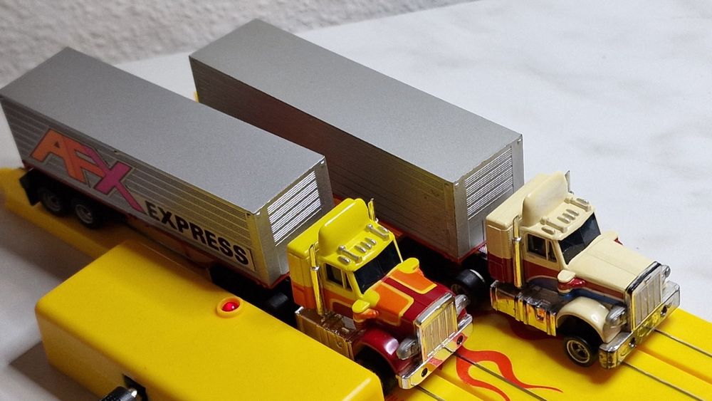 2 x Semi Truck AFX Trailer Peterbuilt, Sattelzug 1037 (Gebraucht) in ...