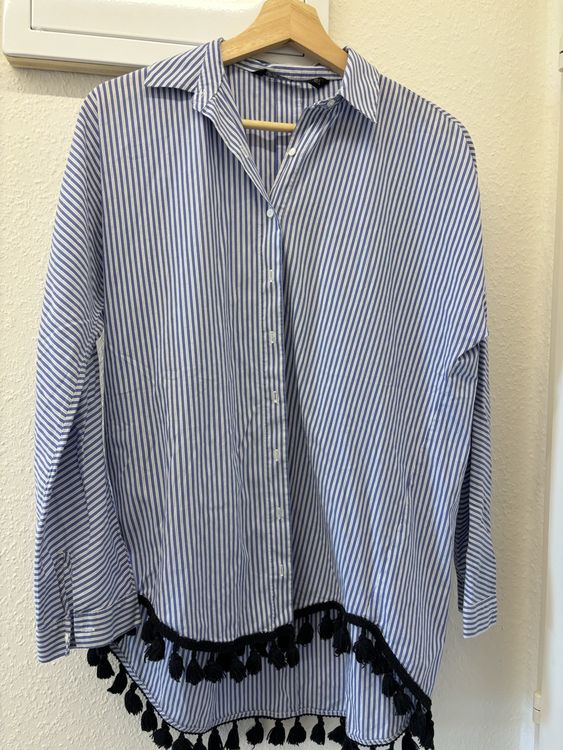 Chemise rayée avec détails pompons noirs (Gebraucht) in Genève für CHF 11 – mit Lieferung auf ...