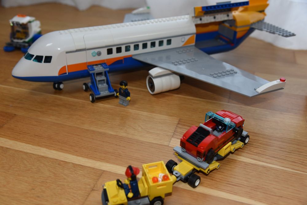 Lego CITY Passagierflugzeug mit Tower und Fahrzeugen (60262) (Gebraucht ...