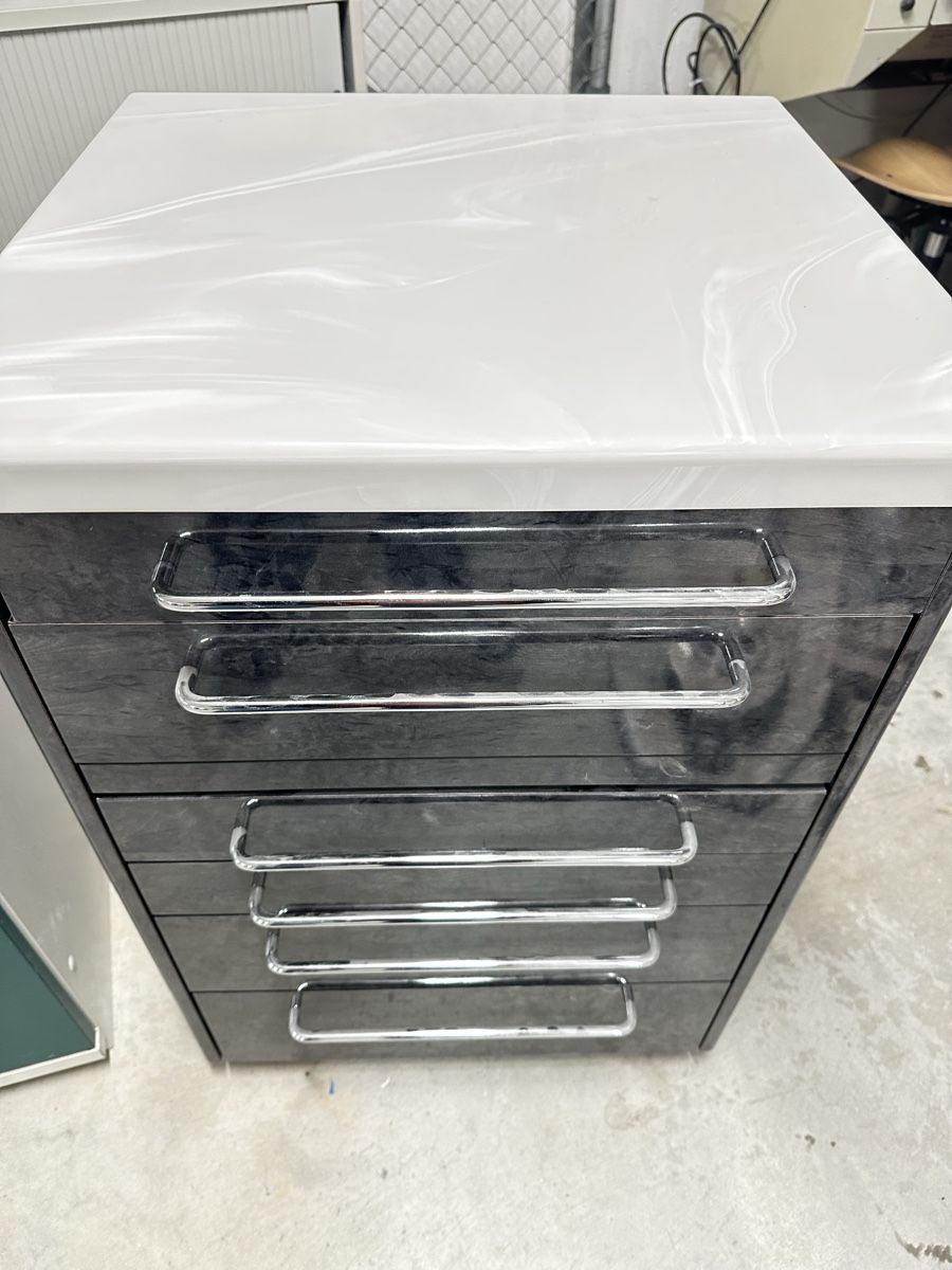 Dies ist ein kleiner schwarzer Schrank mit mehreren Schublad (Gebraucht ...