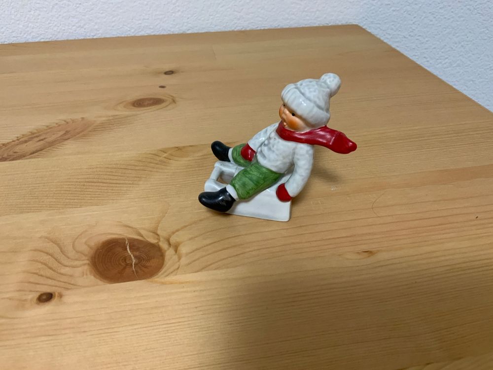 Winterliche Deko Figur, Junge auf Schlitten, Keramik Top! (Gebraucht ...