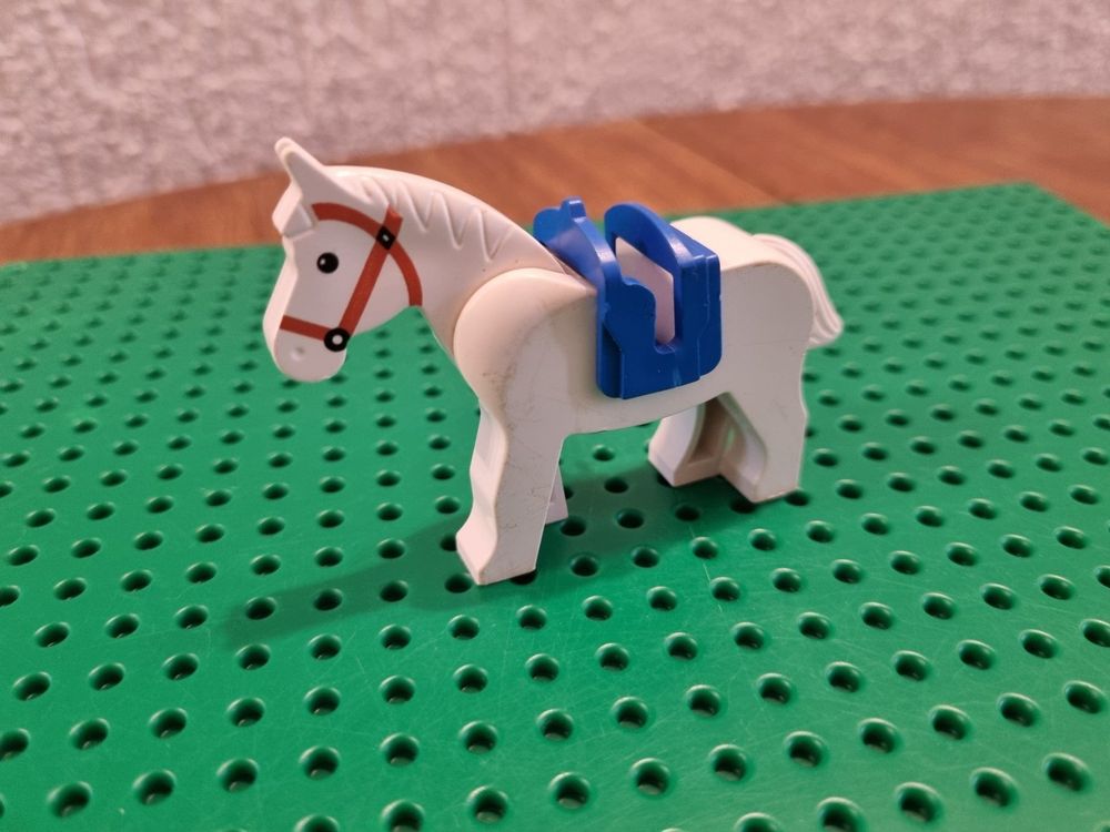 LEGO 4493c01pb04 White Horse with Black Eyes and Saddle (Gebraucht) in ...