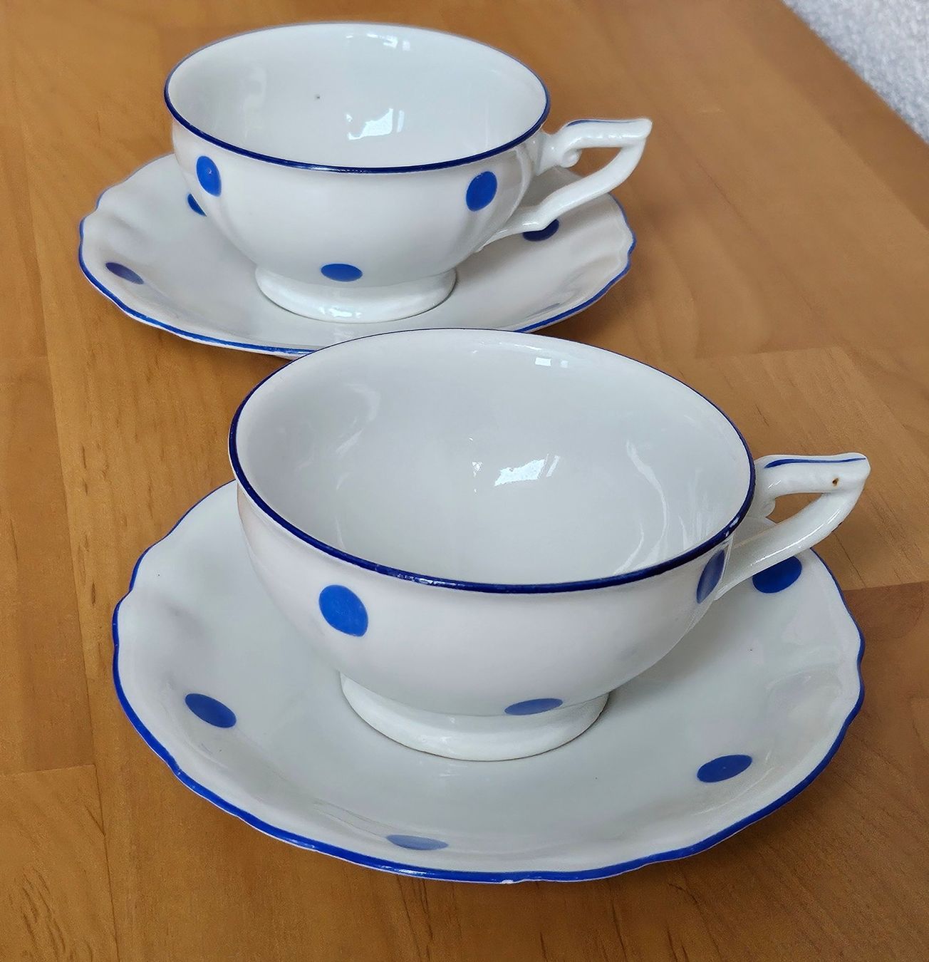 2 Teetassen mit Unterteller weiss mit blau Punkten Antik rar (Gebraucht ...