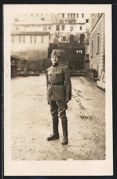 Foto-AK Junger Soldat in einem Hof | Kaufen auf Ricardo
