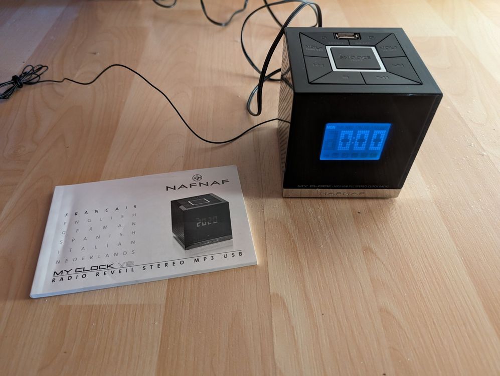 NAF NAF My Clock V2 Radiowecker (LC-Display, MP3, Aux) (Gebraucht) in Affoltern am Albis für CHF ...