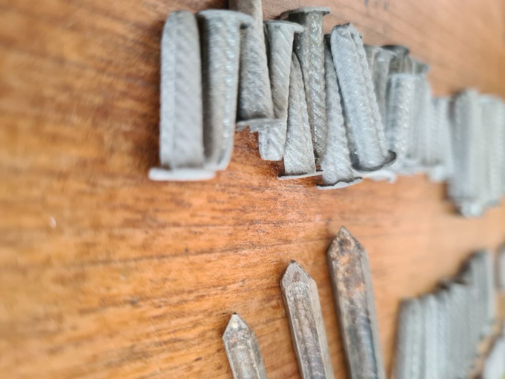 Metall Dübel alt in schönem Holzkasten. | Kaufen auf Ricardo