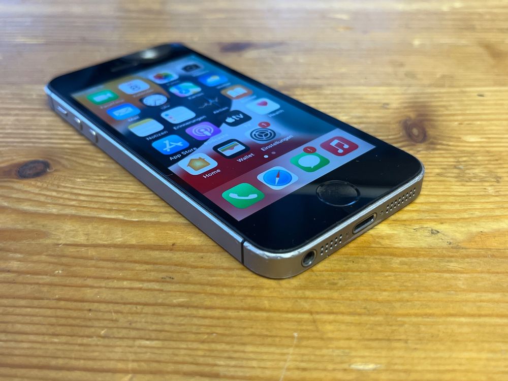 iPhone SE 1. Gen 64GB schwarz (Gebraucht) in Siebnen für CHF 35 – mit ...