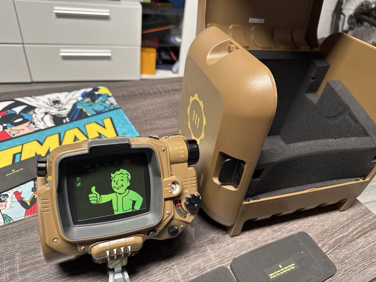 Fallout Pip-Boy 3000 Replik inkl. Box & Zubehör (Gebraucht) in Ried ...