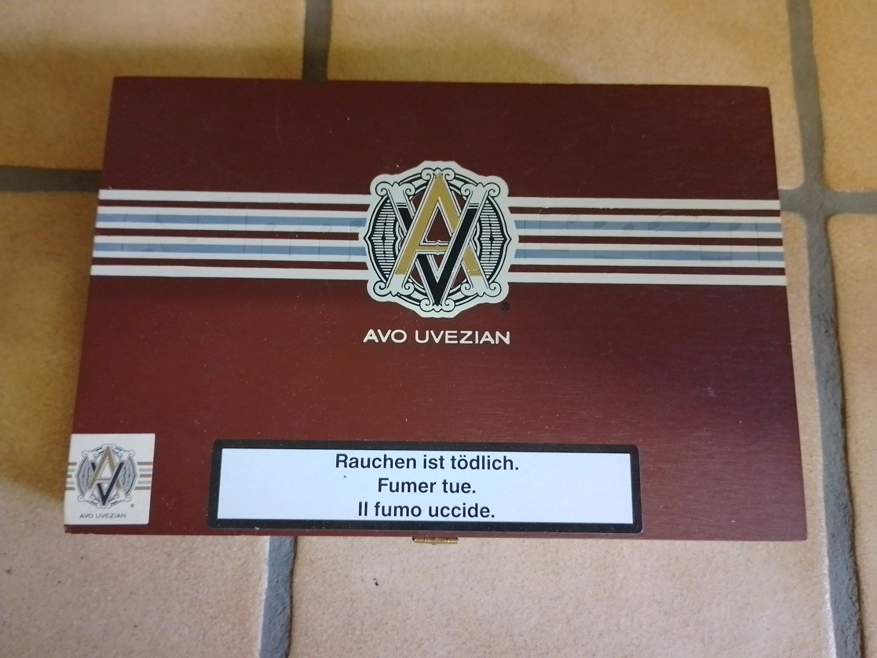 Zigarrenkiste AVO UVEZIAN (Gebraucht) in Wangen SZ für CHF 4 – mit ...