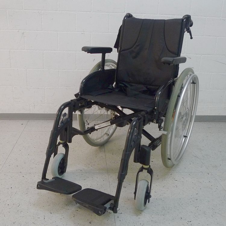 Rollstuhl Invacare SB 40 cm, Zusatzbremsen, nur CHF 219 | Kaufen auf Ricardo