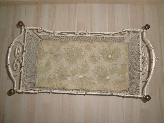 Ancien lit de poupée en fer des années 1930, avec matelas (D'occasion) à Saxon pour CHF 290 ...