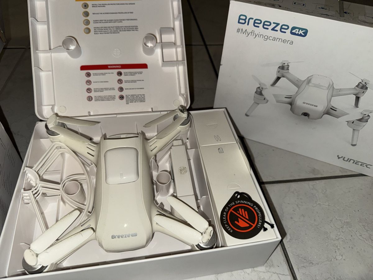 Drohne Yuneec Breeze 4K mit VR Brille, Controller und Akkus (Gebraucht ...
