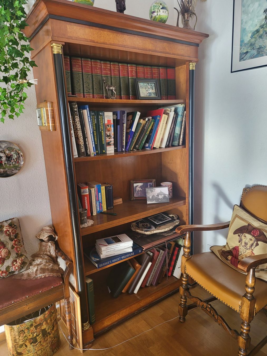 Antikes Bücherregal mit Intarsien & Säulen 📚 (Gebraucht) in Scuol für CHF 50 – nur Abholung auf ...