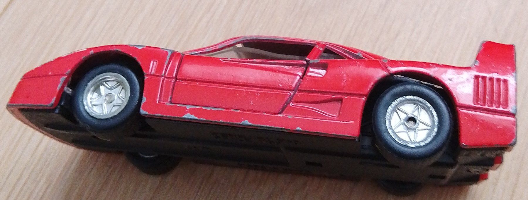 Ferrari F40 Scale 1/39 mit erheblichen Gebrauchsspuren (Gebraucht) in ...