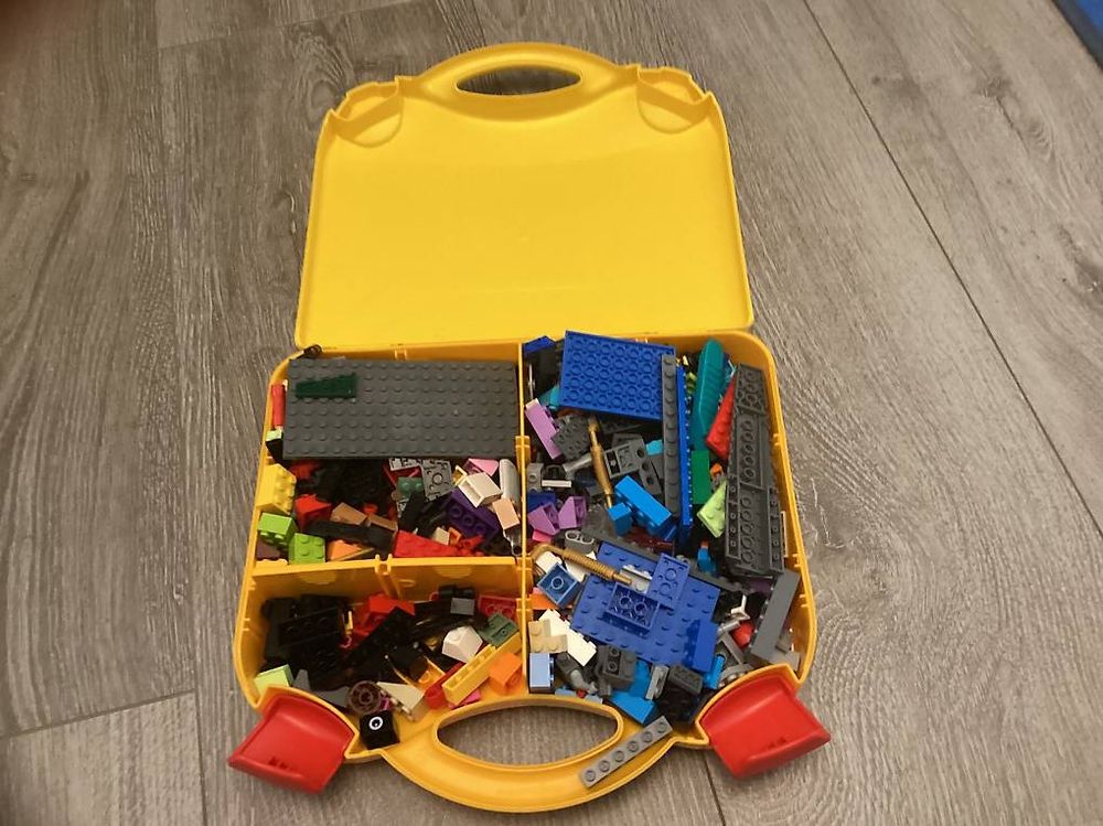 Boîte de Lego pour enfant (D'occasion) à La Chaux-de-Fonds pour CHF 20 ...
