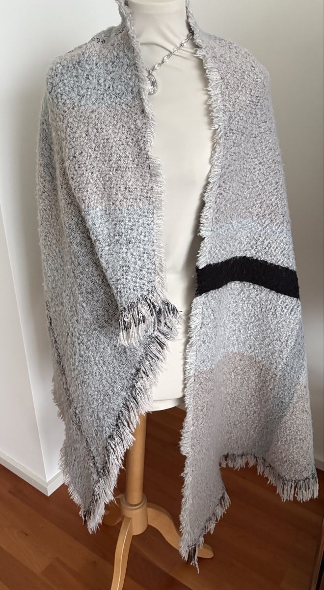 Cartoon gross warm Winter grau Silber Schal (Gebraucht) in Rheinfelden ...