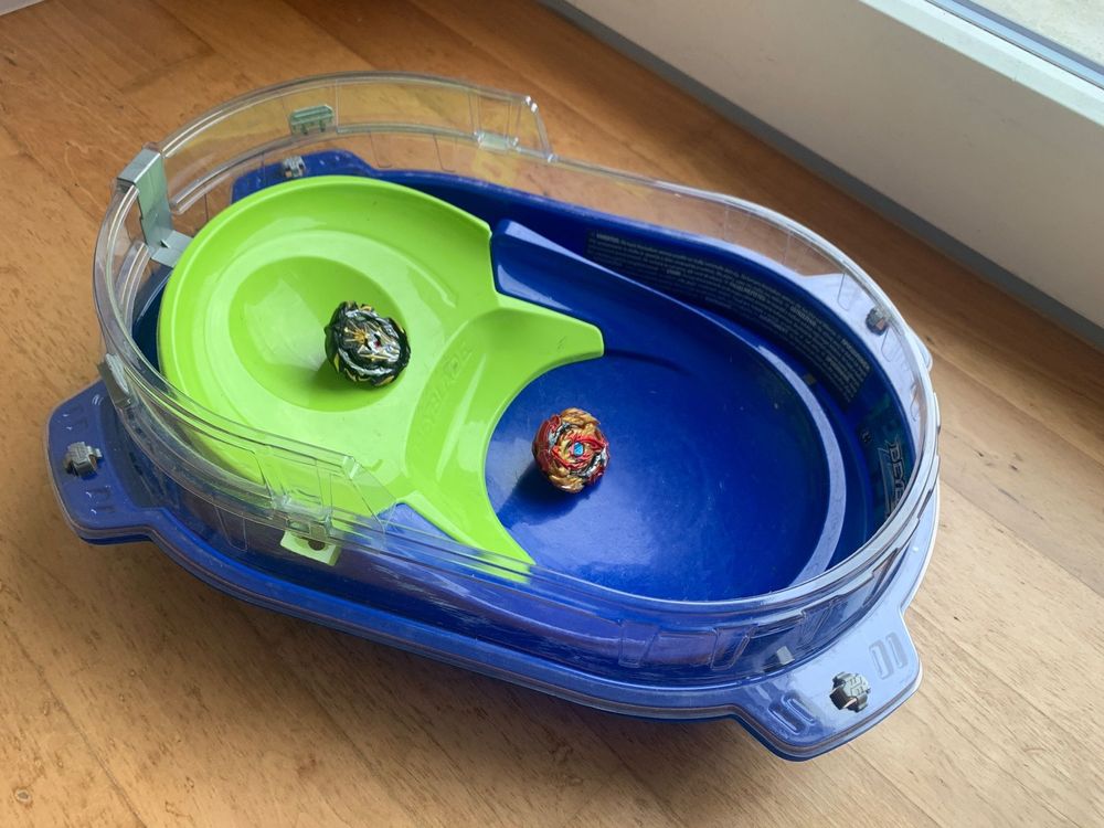 Beyblade Set mit Arena und 5 Beyblades – Top Zustand! (Gebraucht) in ...