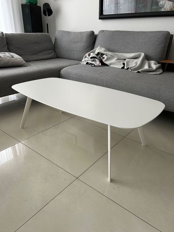 Weisser Sofatisch, abgerundete Form, moderne Beine (Gebraucht) in unterengstringen für CHF 1 ...