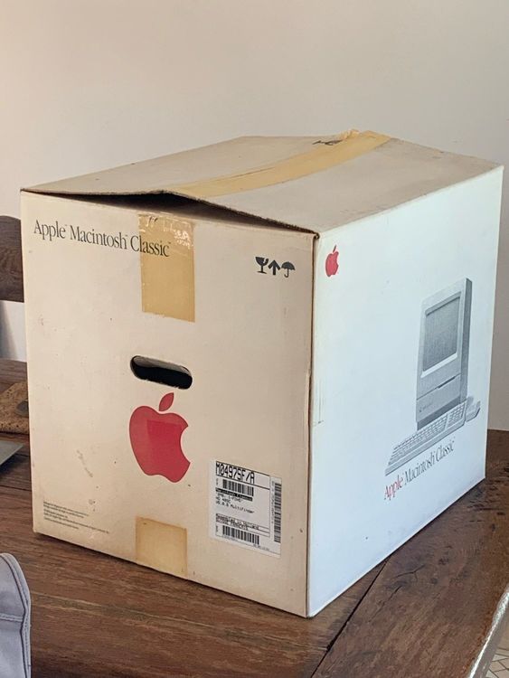 MacIntosh Classic 1990 dans son emballage (Defekt) in Bevaix für CHF ...