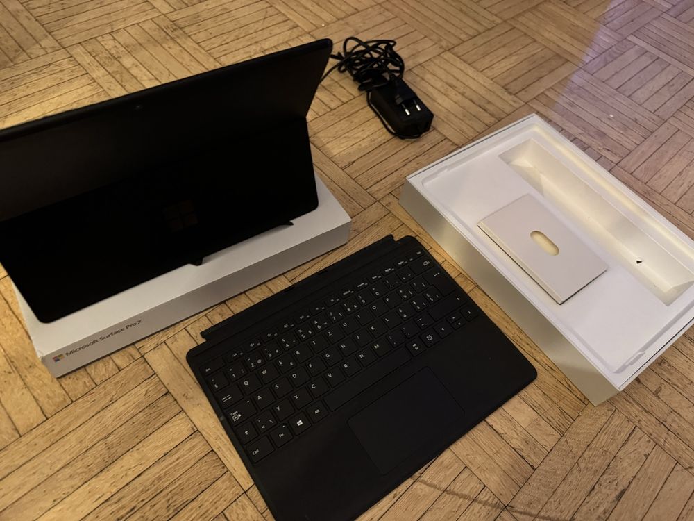 Damaged Microsoft Surface Pro X with Keyboard - Read! (55) (Defekt) in ...