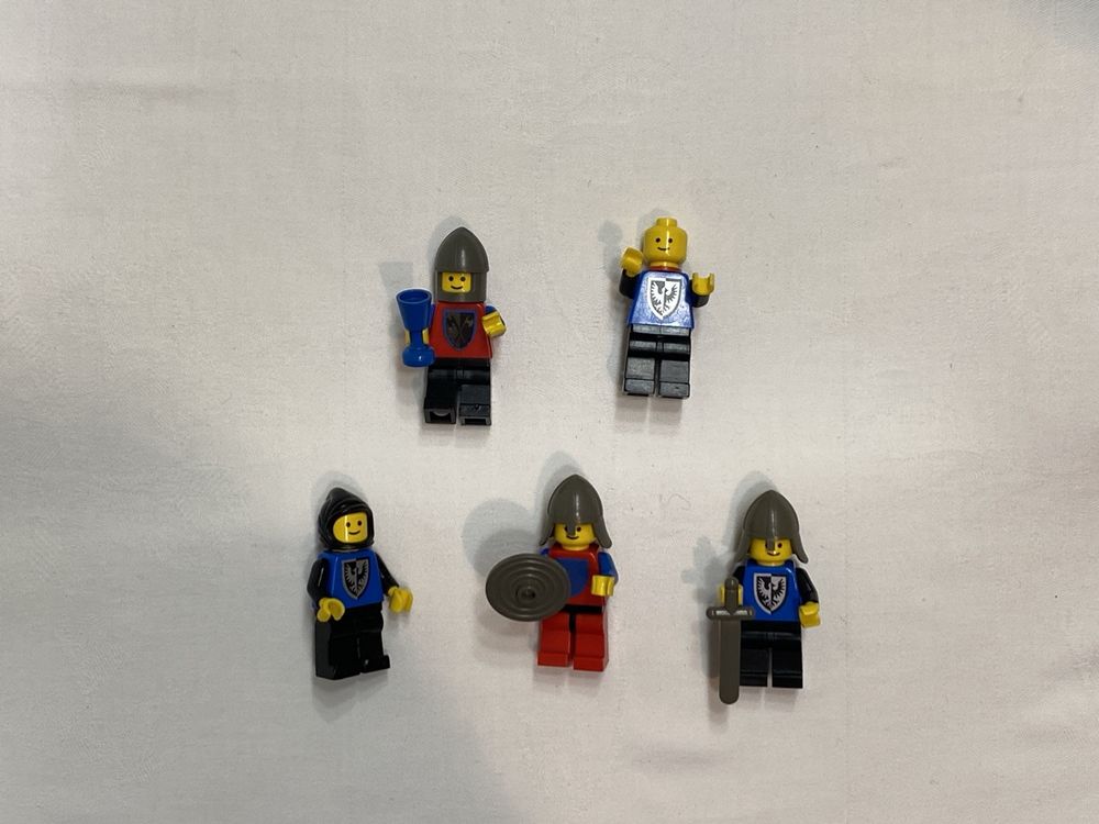 5x Lego Ritter Figuren mit Schwert Helm Schild Becher Umhang (Gebraucht ...