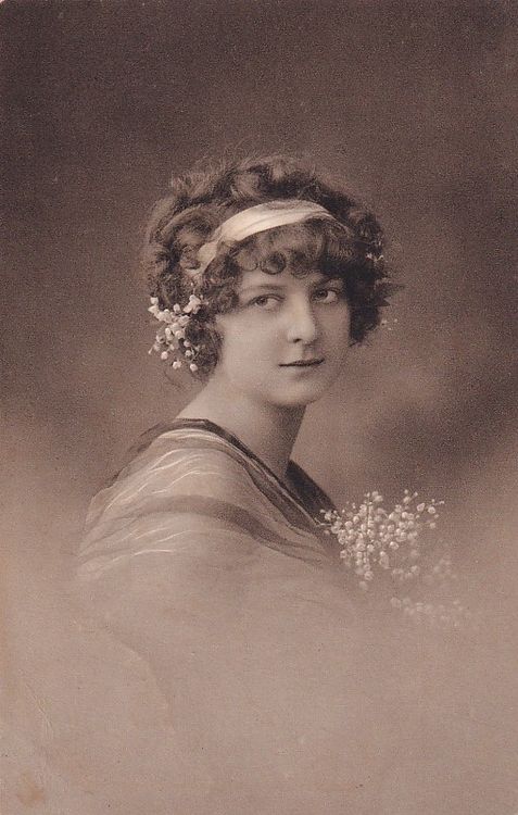 Frau mit Haarband und Blumen • antike AK, Alfsil-Gravure (Gebraucht) in Zürich für CHF 1 – mit ...