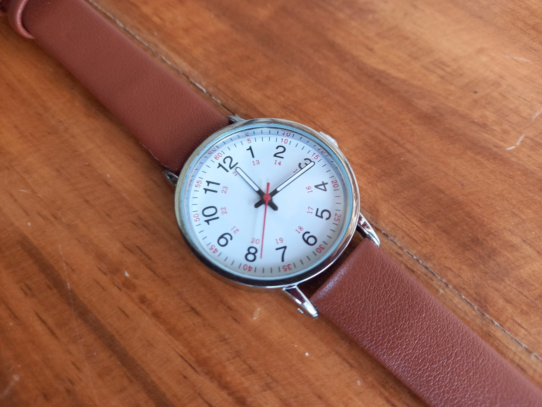 Braune Armbanduhr mit Quarzwerk (Neu und originalverpackt) in Lausanne für CHF 15 – mit ...