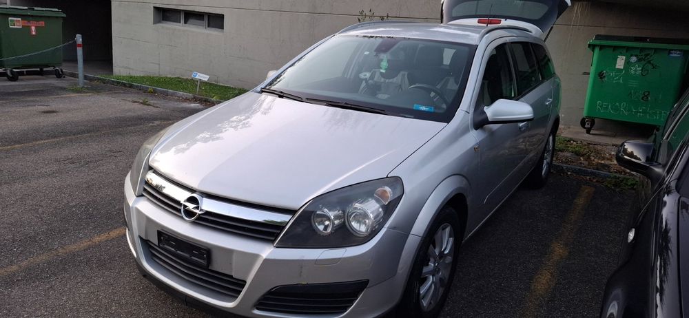 Opel Astra Kombi, silbrig, Jahrgang 2006 mit Defekt (Gebraucht) in ...