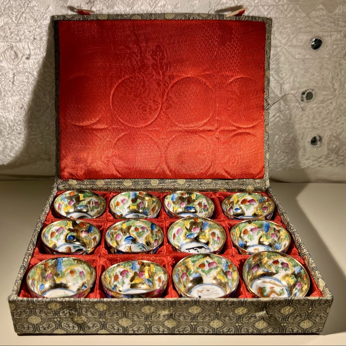 Coffret de 12 verres saké, signés astrologiques (Gebraucht) in Genève ...