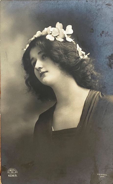 1911 - Antike Foto AK Mädchen mit Blumen im Haar aus England (Gebraucht) in Root für CHF 1 – mit ...