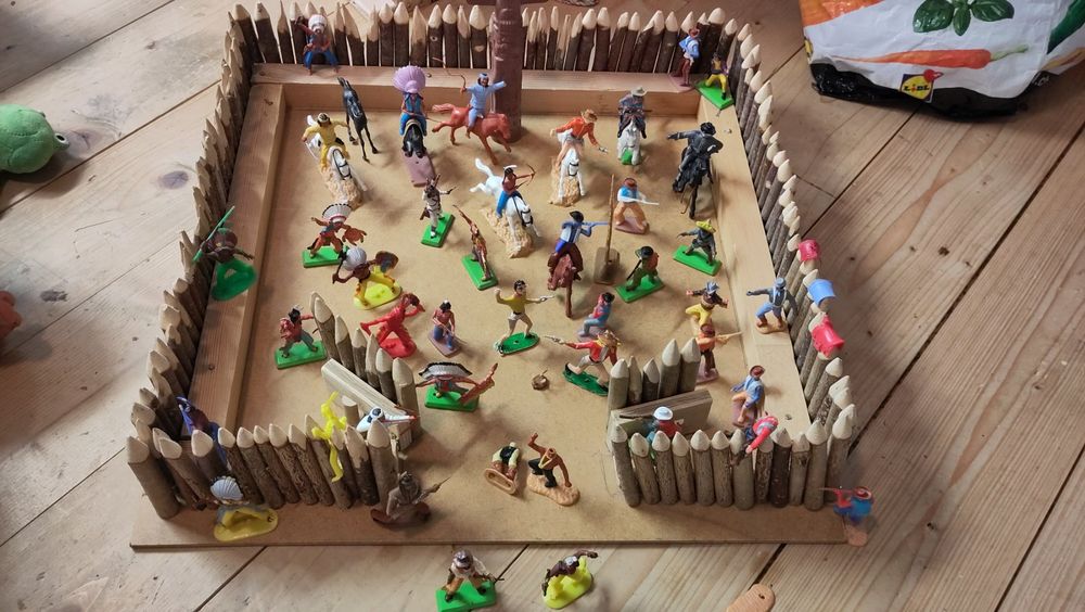 Seltene Alte Cowboy Indianer Spielfiguren mit Fort, (Gebraucht) in ...